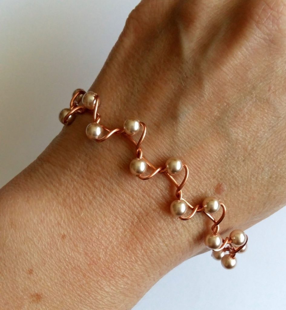 Handmade copper wire bracelet – Ivory glow - Sakersnest